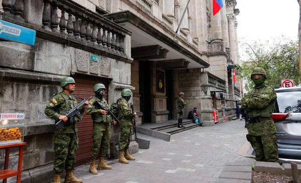 Ecuador: 7 motines activos, 178 secuestrados en las cárceles y una ...