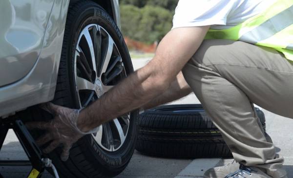 ¿Cuál es la manera más rápida de cambiar un neumático pinchado? | El ...