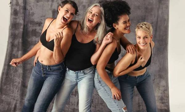 Murieron los jeans holgados: cuáles son los 2 modelos que no te pueden faltar este 2025 | El Destape