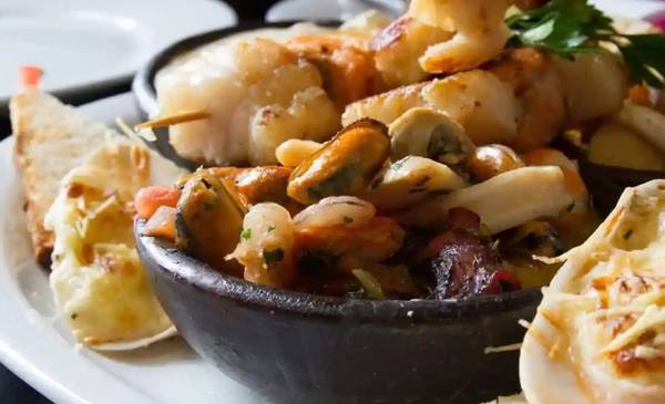 Curanto: cómo es el ritual de comida que se volvió una tradición en la ...