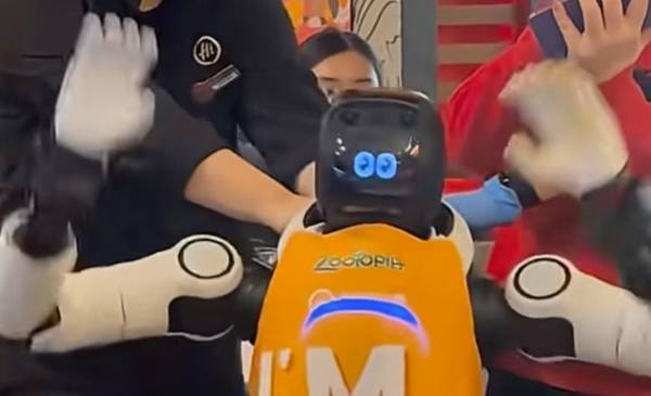 Un robot se rebeló en un evento de Disney y lo tuvieron que detener a ...
