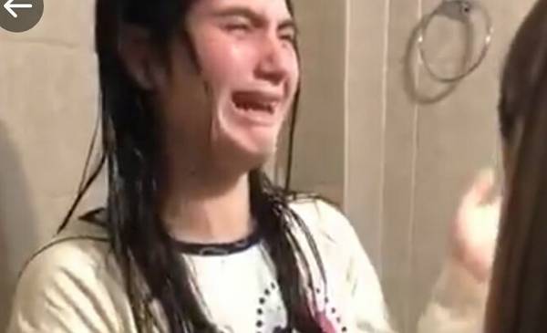 Video viral en TikTok: le cortaron mal el flequillo, se puso a llorar y ...
