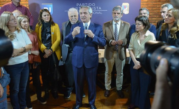 25 De Mayo Alberto Fernández Encabezó Un Locro Patriótico Junto A
