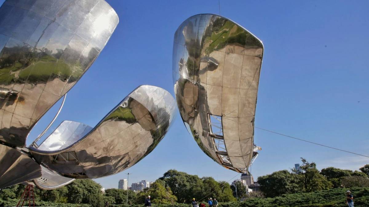 Trasladaron los pétalos dañados de la Floralis Genérica para repararlos ...