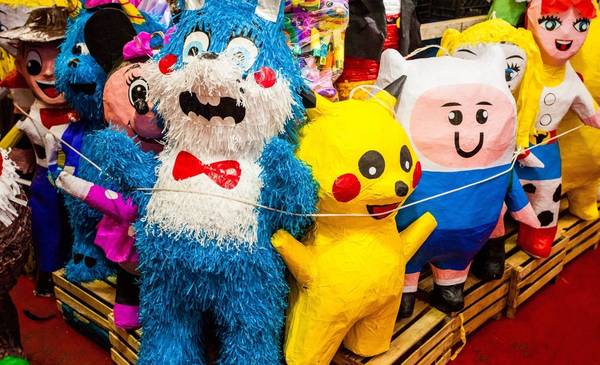 ¿De dónde viene la tradición de romper una piñata en los cumpleaños ...