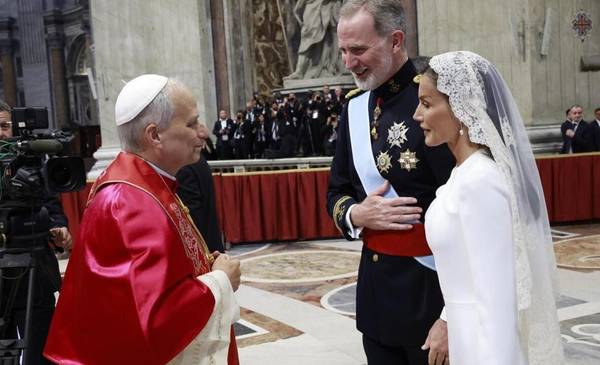 Los reyes de España se encontraron con el Papa y lo invitaron a cumplir ...
