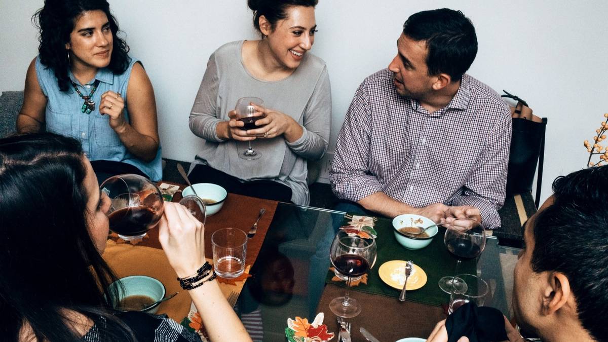 Buena energía: los 6 rasgos que tienen las personas que caen bien sin ...