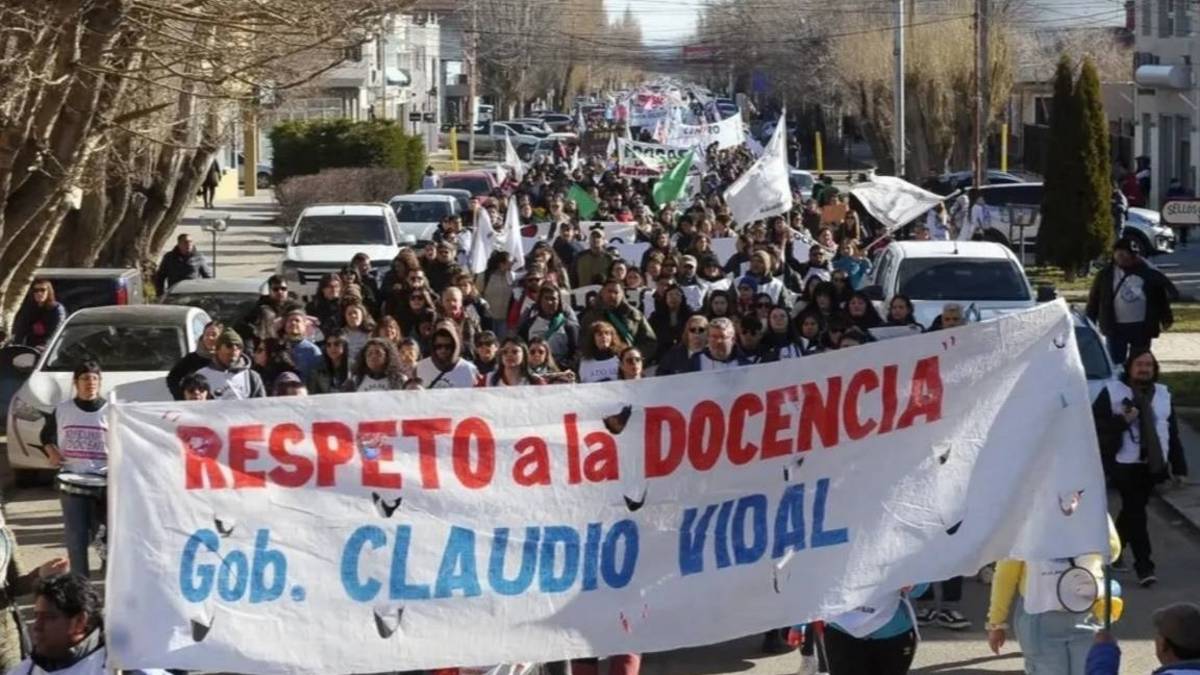DOCENTES denuncian que VIDAL busca incorporar a un "SINDICATO FANTASMA ...