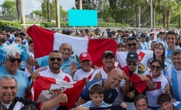 La bandera de hinchas peruanos para la Selección: "Malvinas siempre ...