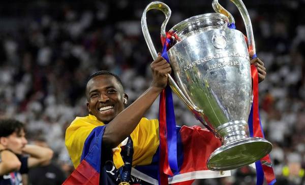 La impactante historia de Willian Pacho, de PSG: debutó el mismo día ...