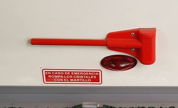 ¿Cuándo se debe usar el martillo rojo que está en los colectivos? | El ...