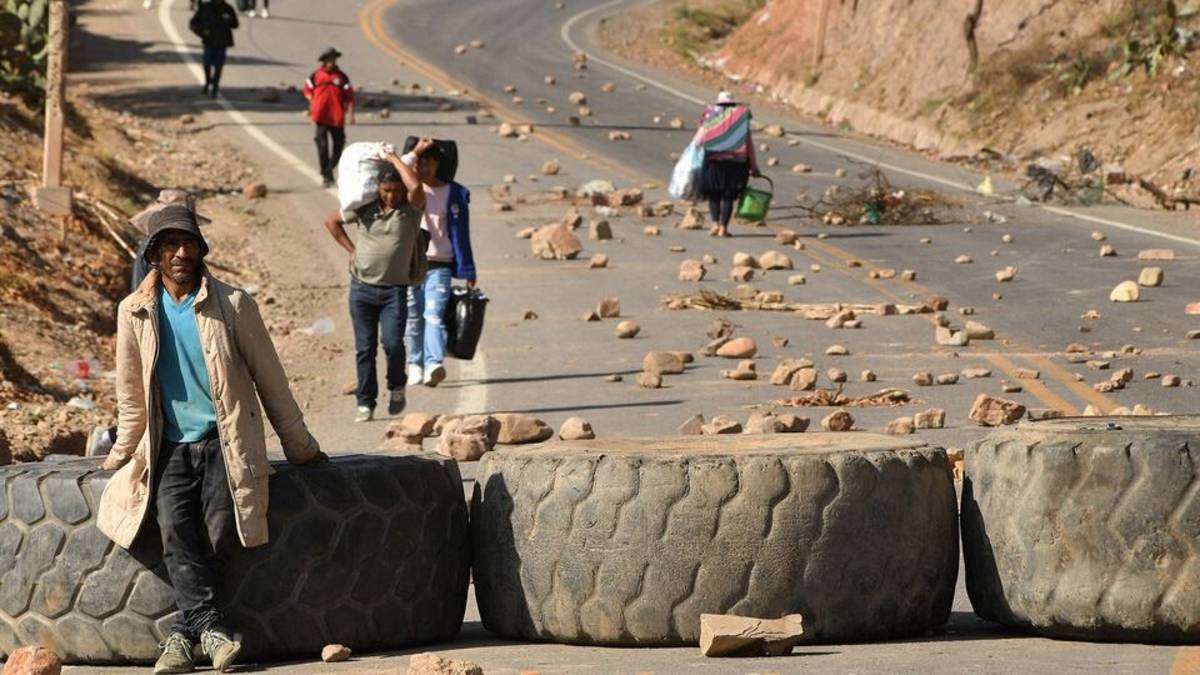 CRISIS en BOLIVIA: ahora RENUNCIARON los MINISTROS de DEFENSA y ...