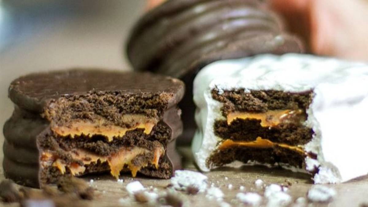 Tiene 50 años y fue la primera empresa en lanzar un alfajor triple: la ...