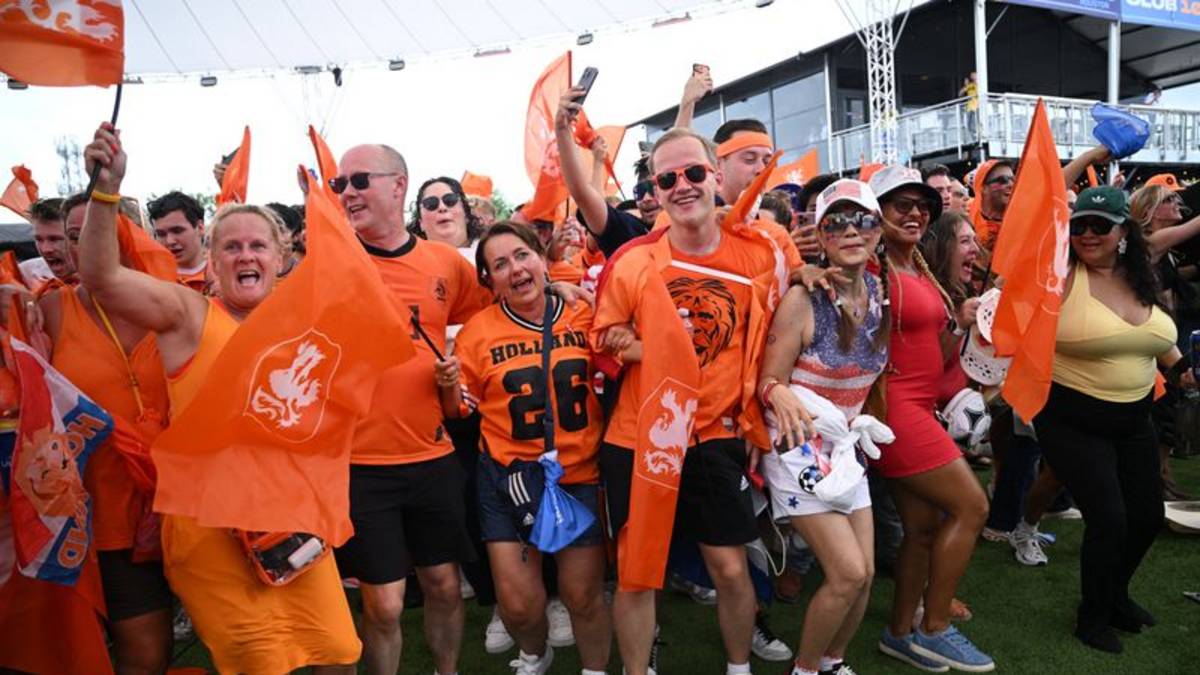 Locura de verano: hinchas suecos y neerlandeses se divierten antes de ...