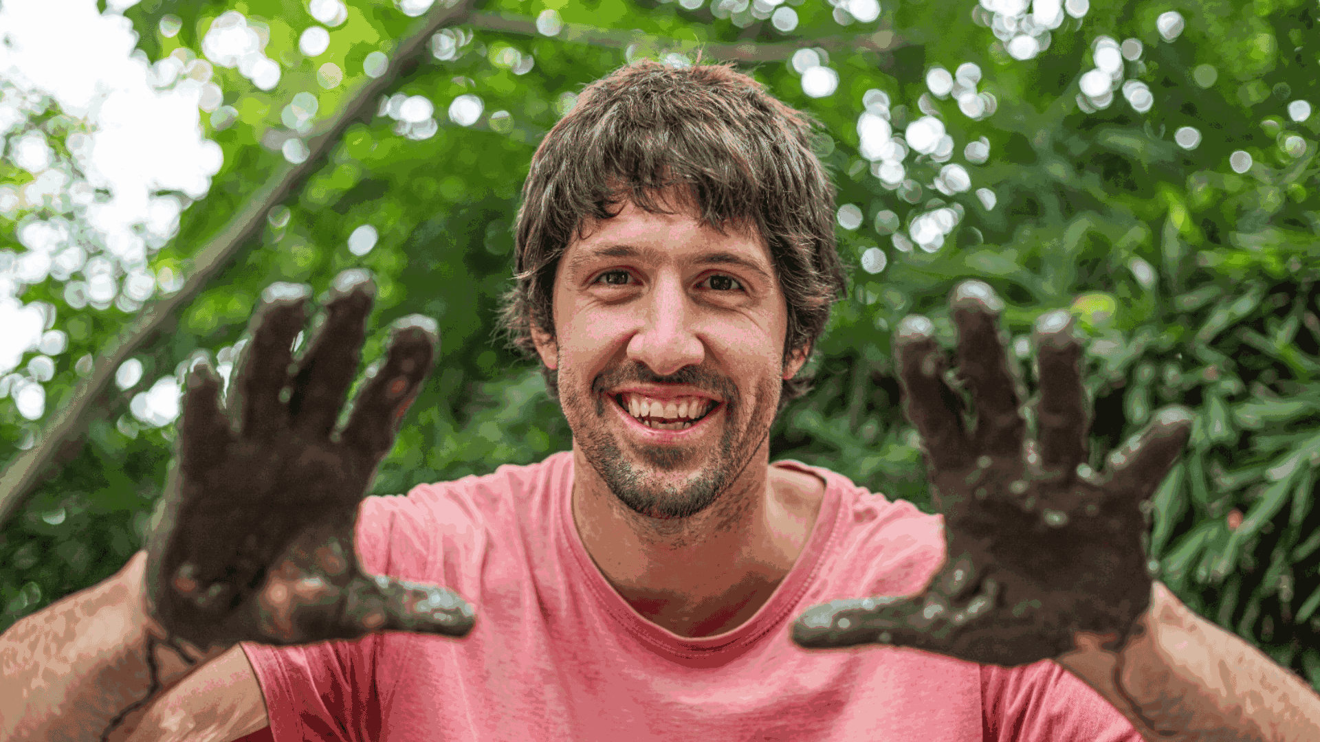 Construyó su casa de barro en solo 10 meses inspirado en una película y ...