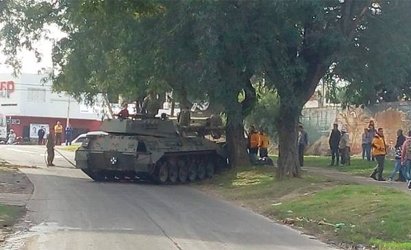 Impresionante choque de un tanque blindado en Entre Rios | El Destape
