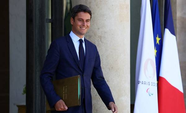 El gobierno francés dimite y permanecerá por ahora en funciones ...