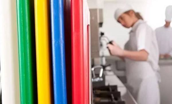 Cómo usar la tabla de picar, según el color | El Destape