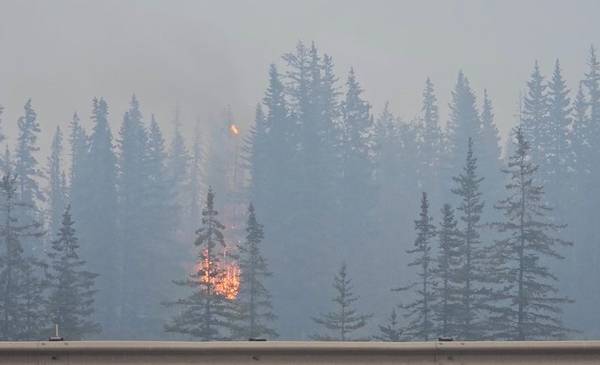 Los incendios en Canadá llegan a la población de Jasper mientras los ...