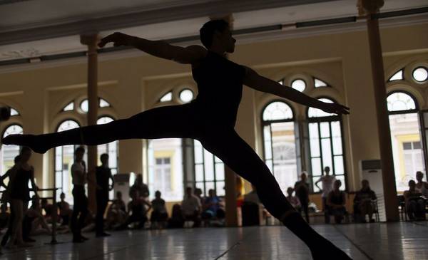 Bailarín cubano mantiene vivo su sueño del ballet tras rehabilitación ...