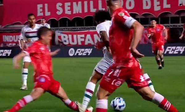 Escalofriante lesión: Marcelo sacó de la cancha a un jugador de Argentinos Juniors | El Destape