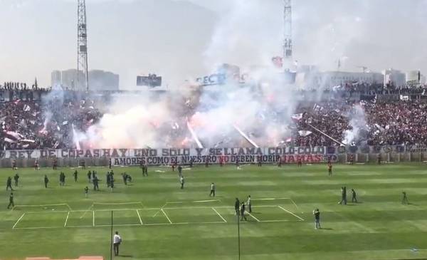 Video: durante un banderazo de los hinchas de Colo Colo en Chile se ...
