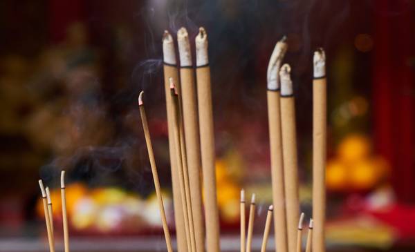 Cómo hacer sahumerios en casa: ingredientes que necesitás | El Destape