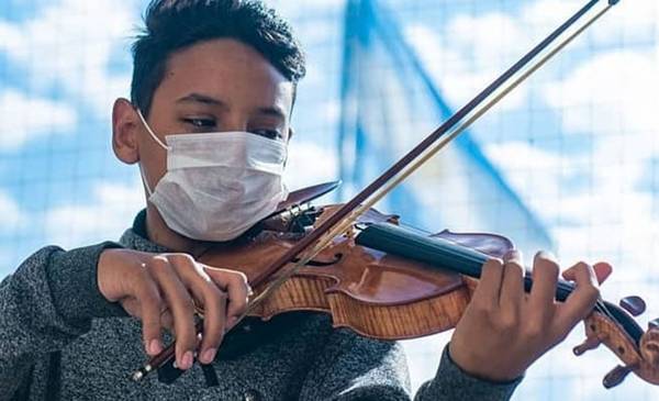 La historia de Dylan, el violinista que tocó la marcha peronista y se ...