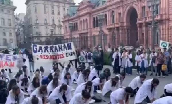RCP a la salud pública: dramática protesta de trabajadores del Garrahan ...