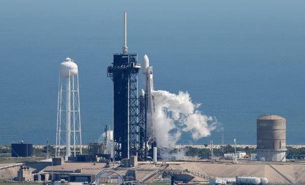 La NASA lanza una nave espacial para analizar si la luna Europa de Júpiter puede albergar vida ...