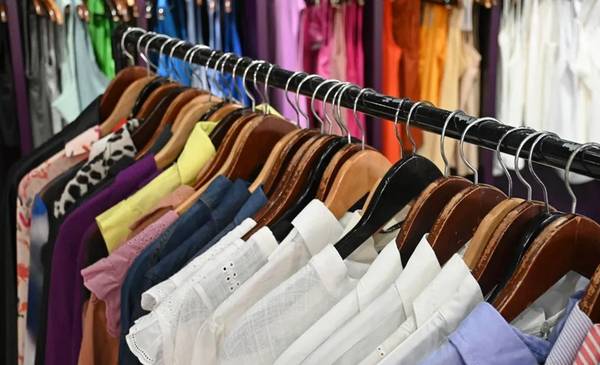 Furor por el outlet en el centro porteño con ropa importada desde $12. ...