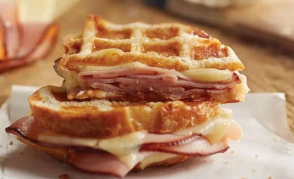 La receta fácil y económica de los waffles de papa con jamón y queso ...