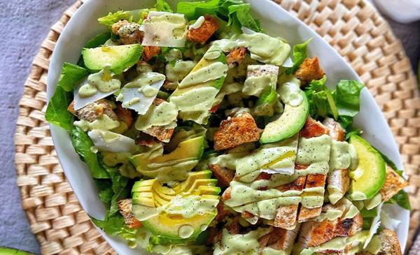 Receta fresca para el verano 2026: ensalada con salsa cremosa de palta ...
