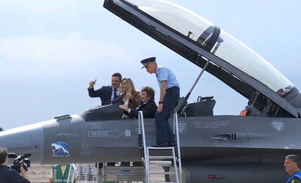 Jugando a TOP GUN: Milei presentó los F-16 en Río Cuarto | El Destape